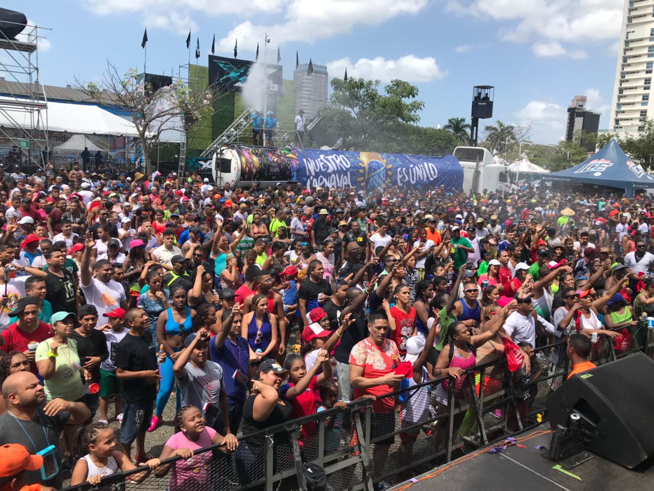 Derroche de agua y música durante el primer día de los culecos ...