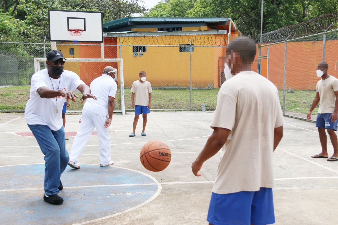 El ex seleccionado de baloncesto de Panamá Mario Butler, dictó clínica ...