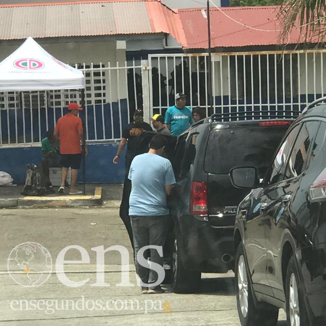 Activista de Juan Diego Vásquez entrega dinero en escuela de Cerro ...
